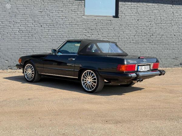 Black Mercedes-Benz SL 560 1989 in Daugavpils, with an engine capacity of 5.55 L and mileage of 135 thousand km for 23000 €, photo 4 on AUTOMOTO.COM.LV