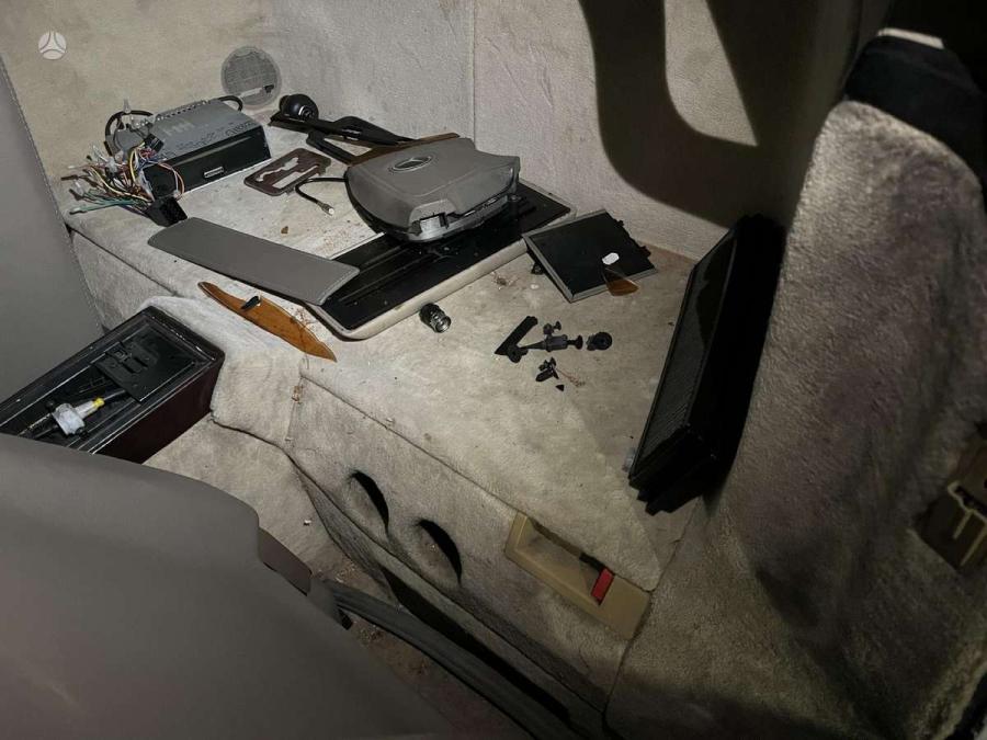 White Mercedes-Benz sl-600 1998 in Klaipeda, with an engine capacity of 6.00 L and mileage of 371 thousand km for 7000 €, photo 25 on AUTOMOTO.COM.LV