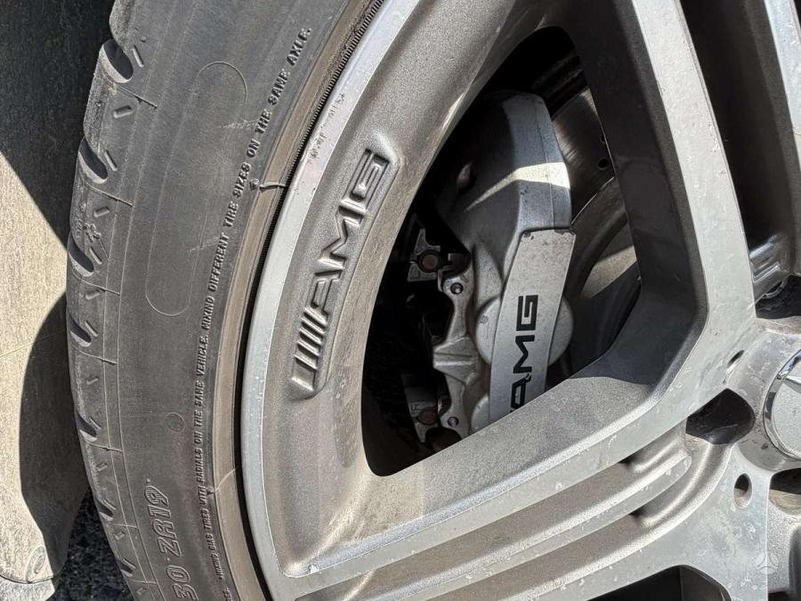 Black Mercedes-Benz SL 63 AMG 2009 in Vilnius, with an engine capacity of 6.21 L and mileage of 184 thousand km for 45000 €, photo 12 on AUTOMOTO.COM.LV