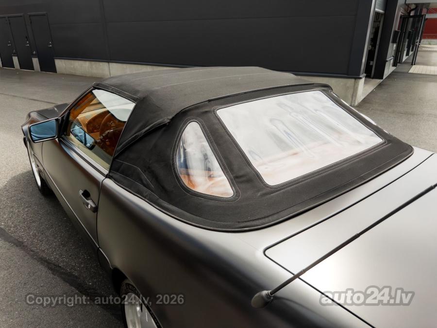 Black Mercedes-Benz SL-Class 1997 in Tallinn, with an engine capacity of 5.00 L and mileage of 159 thousand km for 28900 €, photo 4 on AUTOMOTO.COM.LV