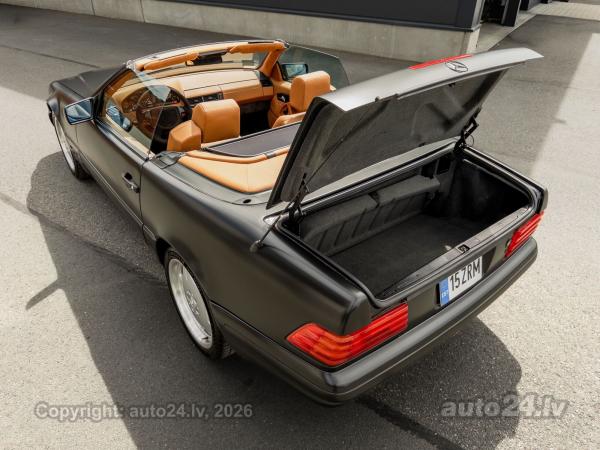 Black Mercedes-Benz SL-Class 1997 in Tallinn, with an engine capacity of 5.00 L and mileage of 159 thousand km for 28900 €, photo 5 on AUTOMOTO.COM.LV