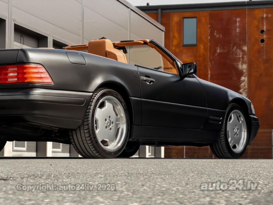 Black Mercedes-Benz SL-Class 1997 in Tallinn, with an engine capacity of 5.00 L and mileage of 159 thousand km for 28900 €, photo 14 on AUTOMOTO.COM.LV
