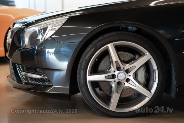 Melns Mercedes-Benz SL-Class 2012 Tallina, ar dzinēja tilpumu 4.70 L un nobraukumu 51 tūkst. km par 43243 €, foto 3 vietnē AUTOMOTO.COM.LV