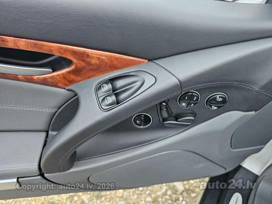 Pelēks Mercedes-Benz SL-Class 2001 Tartu, ar dzinēja tilpumu 5.00 L un nobraukumu 215 tūkst. km par 11990 €, foto 19 vietnē AUTOMOTO.COM.LV