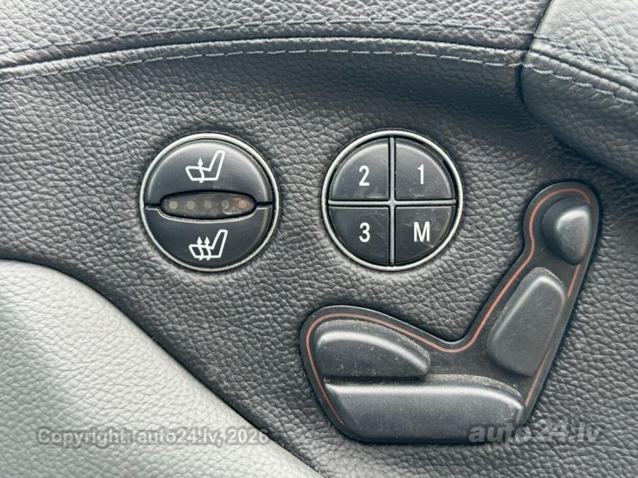 Pelēks Mercedes-Benz SL-Class 2004 Tallina, ar dzinēja tilpumu 5.00 L un nobraukumu 147 tūkst. km par 12700 €, foto 9 vietnē AUTOMOTO.COM.LV