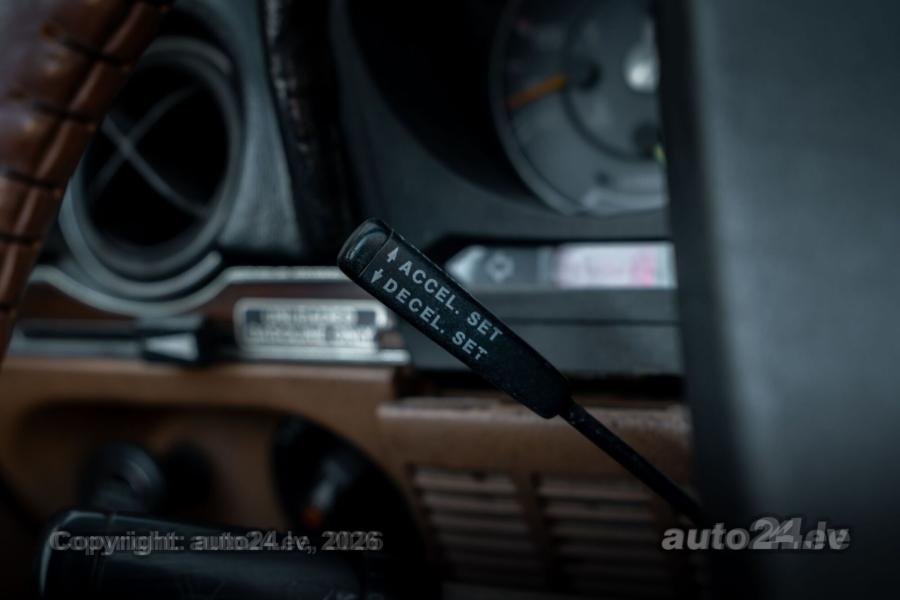 Dzeltens Mercedes-Benz SL-Class 1983 Tallina, ar dzinēja tilpumu 3.80 L un nobraukumu 317 tūkst. km par 14500 €, foto 13 vietnē AUTOMOTO.COM.LV