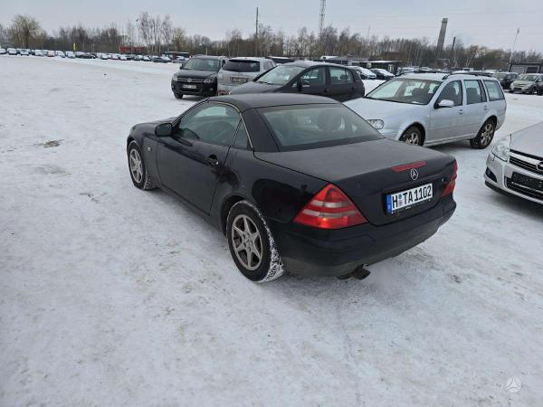 Melns Mercedes-Benz SLK 200 1998 Marijampole, ar dzinēja tilpumu 2.00 L un nobraukumu 260 tūkst. km par 1999 €, foto 4 vietnē AUTOMOTO.COM.LV