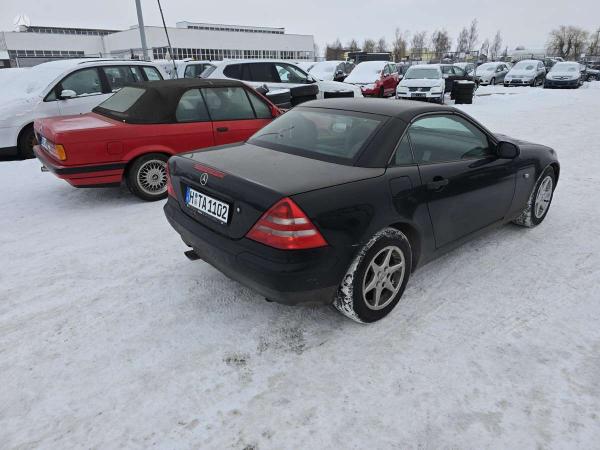 Melns Mercedes-Benz SLK 200 1998 Marijampole, ar dzinēja tilpumu 2.00 L un nobraukumu 260 tūkst. km par 1999 €, foto 5 vietnē AUTOMOTO.COM.LV