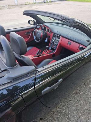 Black Mercedes-Benz SLK 200 1999 in Marijampole, with an engine capacity of 2.00 L and mileage of 220 thousand km for 3950 €, photo 5 on AUTOMOTO.COM.LV