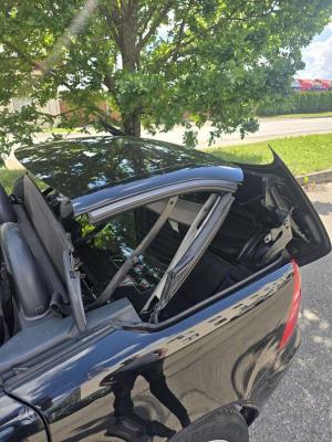 Black Mercedes-Benz SLK 200 1999 in Marijampole, with an engine capacity of 2.00 L and mileage of 220 thousand km for 3950 €, photo 6 on AUTOMOTO.COM.LV