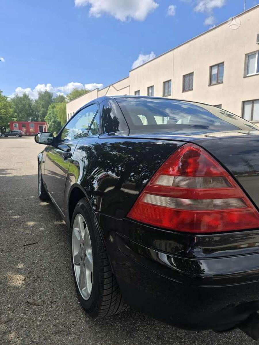 Black Mercedes-Benz SLK 200 1999 in Marijampole, with an engine capacity of 2.00 L and mileage of 220 thousand km for 3950 €, photo 11 on AUTOMOTO.COM.LV