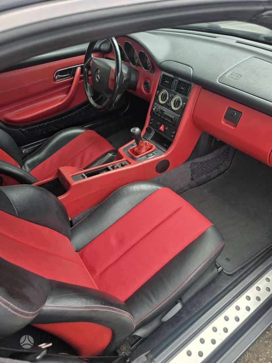Black Mercedes-Benz SLK 200 1999 in Marijampole, with an engine capacity of 2.00 L and mileage of 220 thousand km for 3950 €, photo 14 on AUTOMOTO.COM.LV