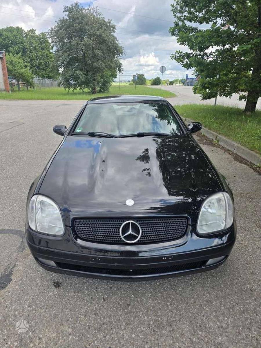 Black Mercedes-Benz SLK 200 1999 in Marijampole, with an engine capacity of 2.00 L and mileage of 220 thousand km for 3950 €, photo 17 on AUTOMOTO.COM.LV
