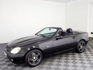 Black Mercedes-Benz SLK 200 1999 in Tallinn, with an engine capacity of 2.00 L and mileage of 279 thousand km for 2299 €, photo 3 on AUTOMOTO.COM.LV