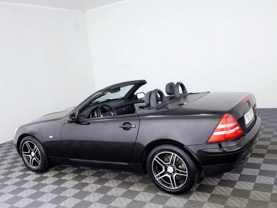 Black Mercedes-Benz SLK 200 1999 in Tallinn, with an engine capacity of 2.00 L and mileage of 279 thousand km for 2299 €, photo 5 on AUTOMOTO.COM.LV