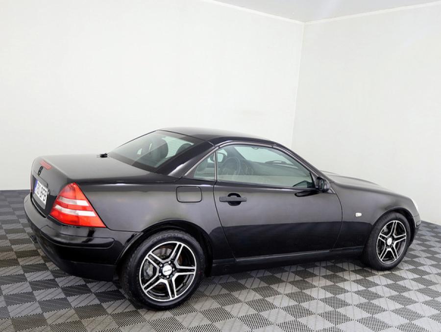 Black Mercedes-Benz SLK 200 1999 in Tallinn, with an engine capacity of 2.00 L and mileage of 279 thousand km for 2299 €, photo 7 on AUTOMOTO.COM.LV