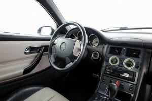 Black Mercedes-Benz SLK 200 1999 in Tallinn, with an engine capacity of 2.00 L and mileage of 279 thousand km for 2299 €, photo 8 on AUTOMOTO.COM.LV