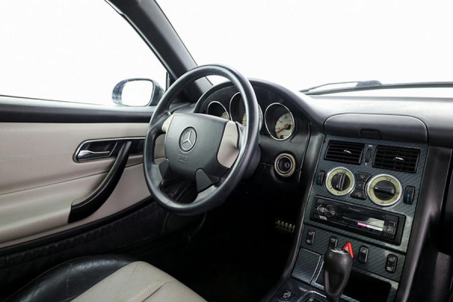 Black Mercedes-Benz SLK 200 1999 in Tallinn, with an engine capacity of 2.00 L and mileage of 279 thousand km for 2299 €, photo 8 on AUTOMOTO.COM.LV