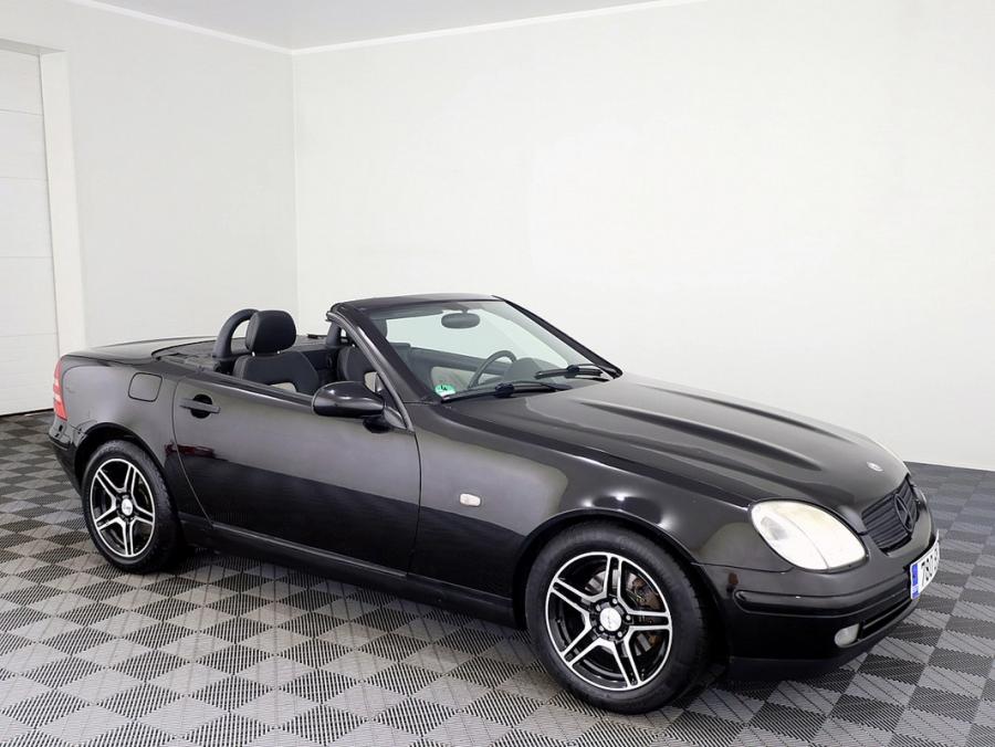Black Mercedes-Benz SLK 200 1999 in Tallinn, with an engine capacity of 2.00 L and mileage of 279 thousand km for 2299 €, photo 10 on AUTOMOTO.COM.LV