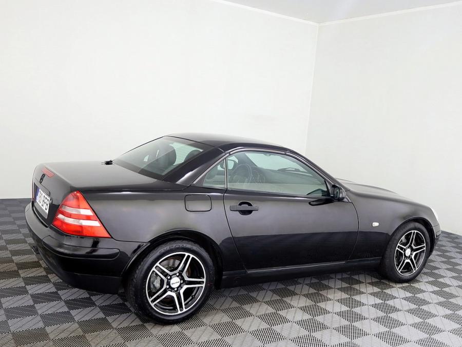 Black Mercedes-Benz SLK 200 1999 in Tallinn, with an engine capacity of 2.00 L and mileage of 279 thousand km for 2299 €, photo 15 on AUTOMOTO.COM.LV