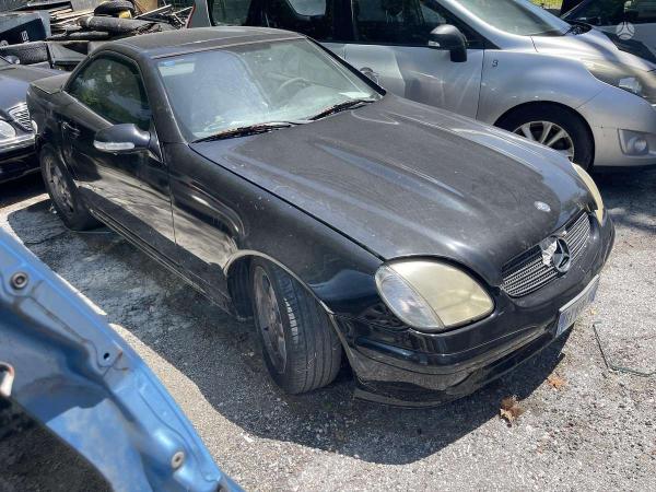 Black Mercedes-Benz SLK 200 2001 in Panevezys, with an engine capacity of 2.00 L and mileage of 290 thousand km for 1650 €, photo 2 on AUTOMOTO.COM.LV
