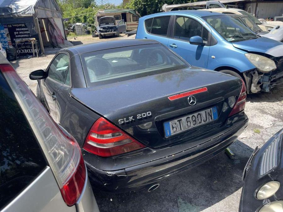 Black Mercedes-Benz SLK 200 2001 in Panevezys, with an engine capacity of 2.00 L and mileage of 290 thousand km for 1650 €, photo 4 on AUTOMOTO.COM.LV