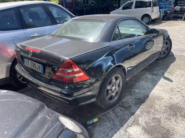 Black Mercedes-Benz SLK 200 2001 in Panevezys, with an engine capacity of 2.00 L and mileage of 290 thousand km for 1650 €, photo 4 on AUTOMOTO.COM.LV