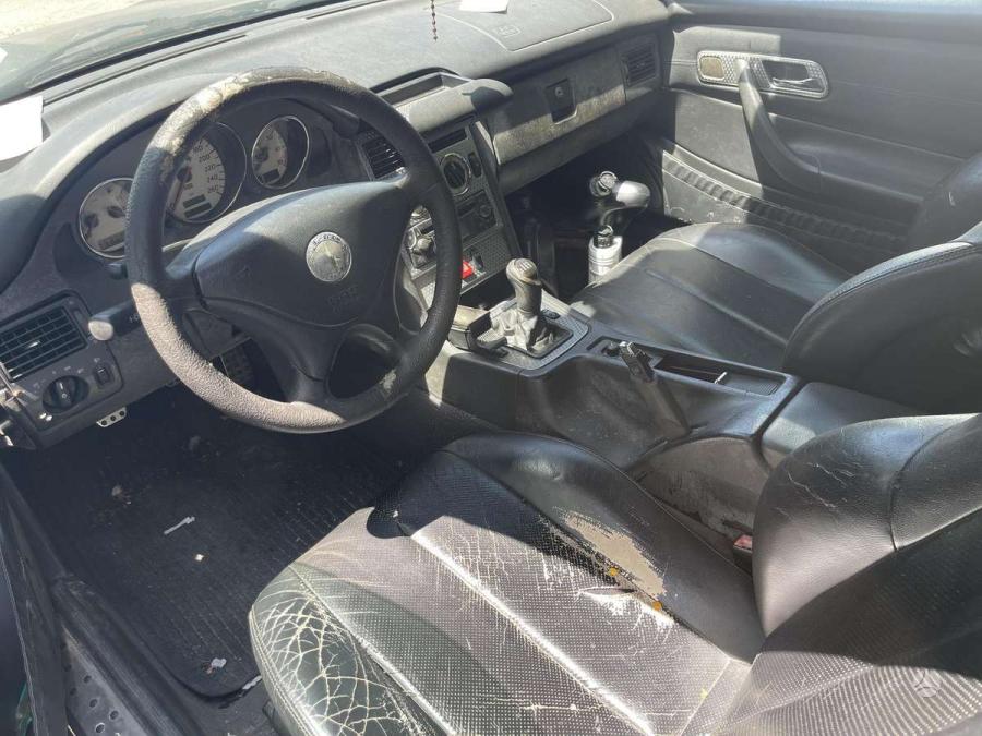 Black Mercedes-Benz SLK 200 2001 in Panevezys, with an engine capacity of 2.00 L and mileage of 290 thousand km for 1650 €, photo 6 on AUTOMOTO.COM.LV