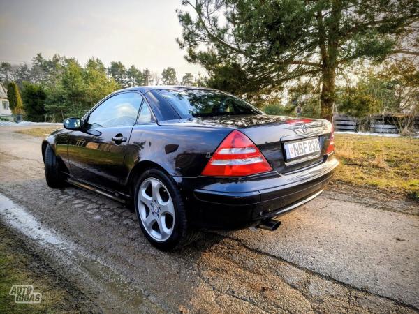 Black Mercedes-Benz SLK 200 2002 in Vilnius, with an engine capacity of 2.00 L and mileage of 269 thousand km for 2900 €, photo 2 on AUTOMOTO.COM.LV