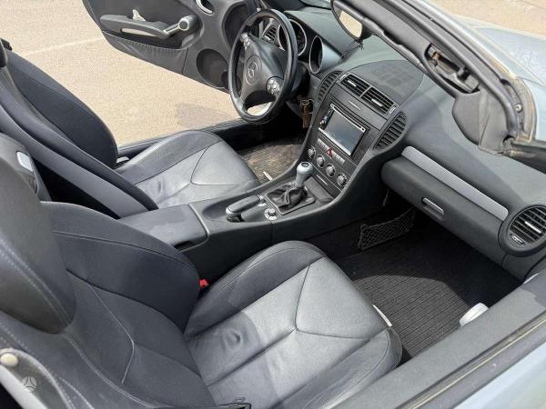 Grey Mercedes-Benz SLK 200 2004 in Utena, with an engine capacity of 1.80 L and mileage of 260 thousand km for 5700 €, photo 6 on AUTOMOTO.COM.LV