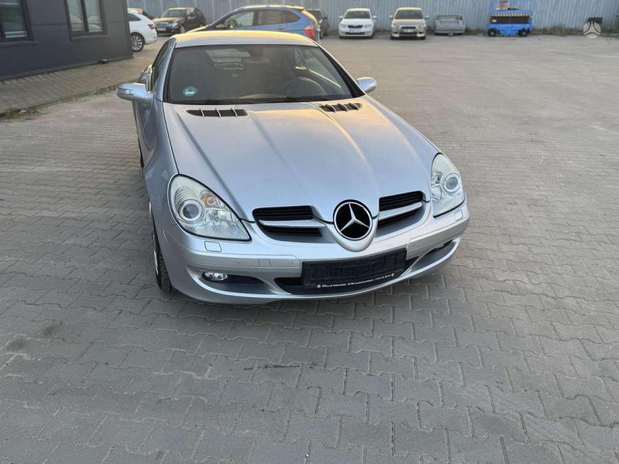 Pelēks Mercedes-Benz SLK 200 2005 Kauņa, ar dzinēja tilpumu 2.00 L un nobraukumu 180 tūkst. km par 5850 €, foto 1 vietnē AUTOMOTO.COM.LV