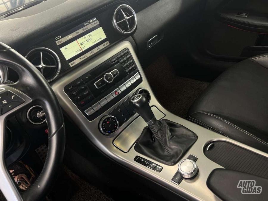 Grey Mercedes-Benz SLK 200 2012 in Aukstieji Rusokai, with an engine capacity of 1.80 L and mileage of 128 thousand km for 10900 €, photo 19 on AUTOMOTO.COM.LV