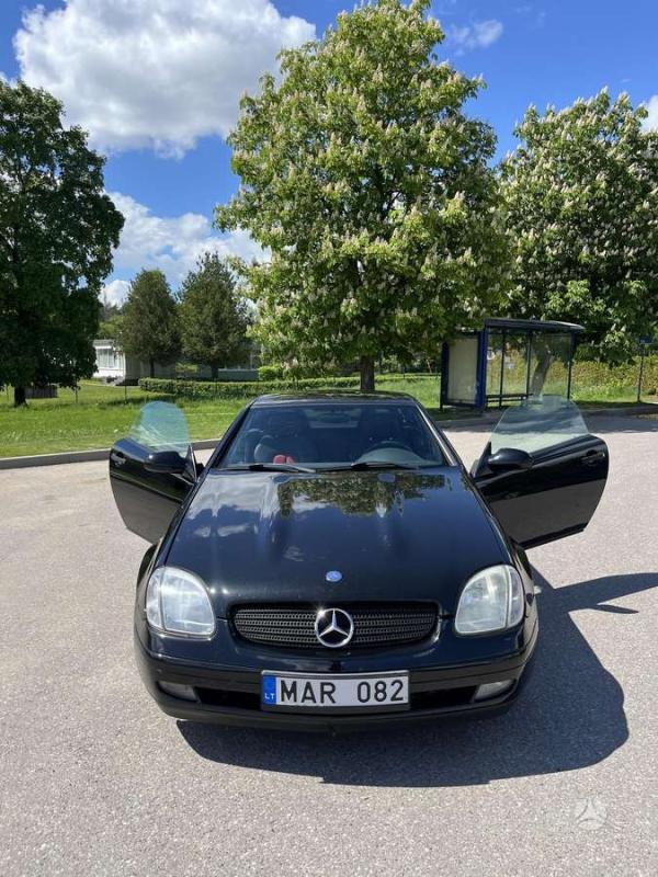 Black Mercedes-Benz SLK 230 1999 in Jonava, with an engine capacity of 2.30 L and mileage of 257 thousand km for 2550 €, photo 3 on AUTOMOTO.COM.LV