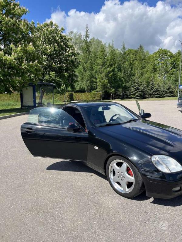 Black Mercedes-Benz SLK 230 1999 in Jonava, with an engine capacity of 2.30 L and mileage of 257 thousand km for 2550 €, photo 4 on AUTOMOTO.COM.LV