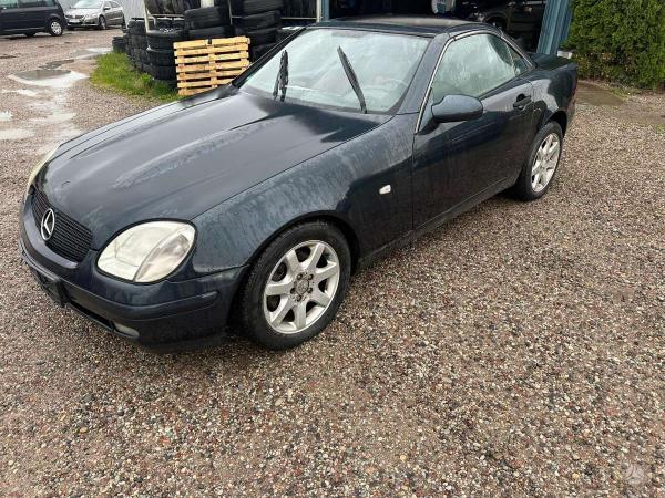 Melns Mercedes-Benz SLK 230 1999 Jurbarkas, ar dzinēja tilpumu 2.30 L un nobraukumu 300 tūkst. km par 2499 €, foto 1 vietnē AUTOMOTO.COM.LV