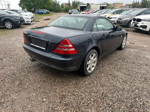 Melns Mercedes-Benz SLK 230 1999 Jurbarkas, ar dzinēja tilpumu 2.30 L un nobraukumu 300 tūkst. km par 2499 €, foto 5 vietnē AUTOMOTO.COM.LV