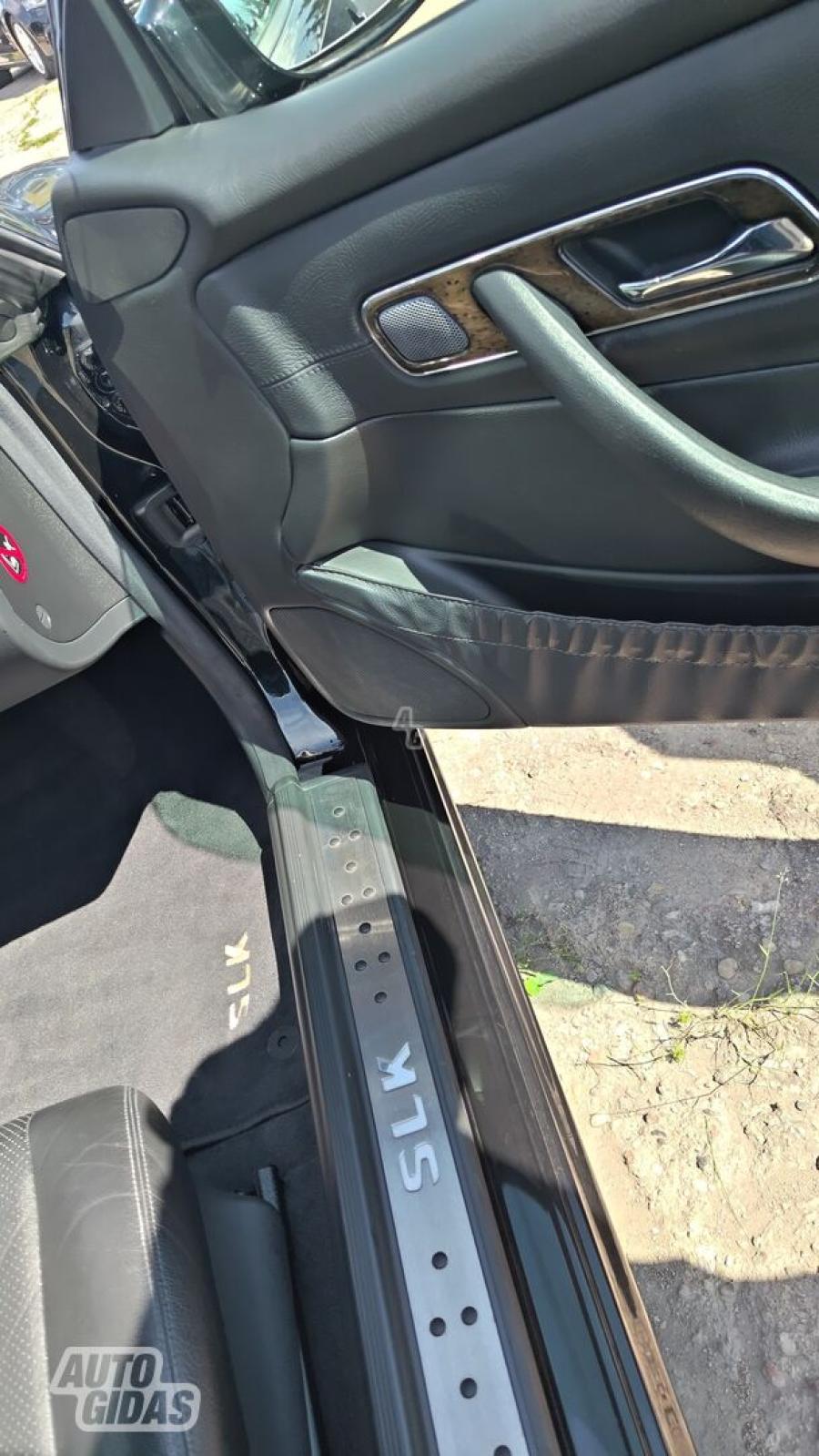 Melns Mercedes-Benz SLK 230 2000 Utena, ar dzinēja tilpumu 2.30 L un nobraukumu 169 tūkst. km par 4200 €, foto 12 vietnē AUTOMOTO.COM.LV