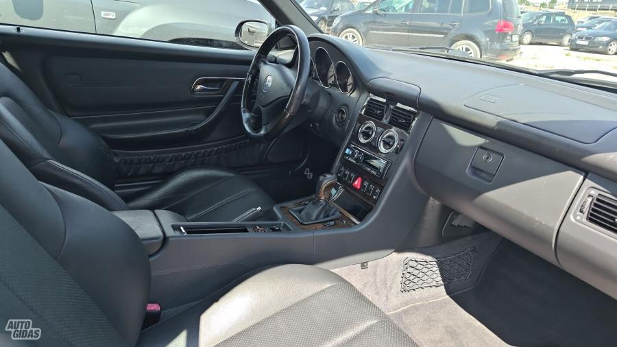 Melns Mercedes-Benz SLK 230 2000 Utena, ar dzinēja tilpumu 2.30 L un nobraukumu 169 tūkst. km par 4200 €, foto 13 vietnē AUTOMOTO.COM.LV