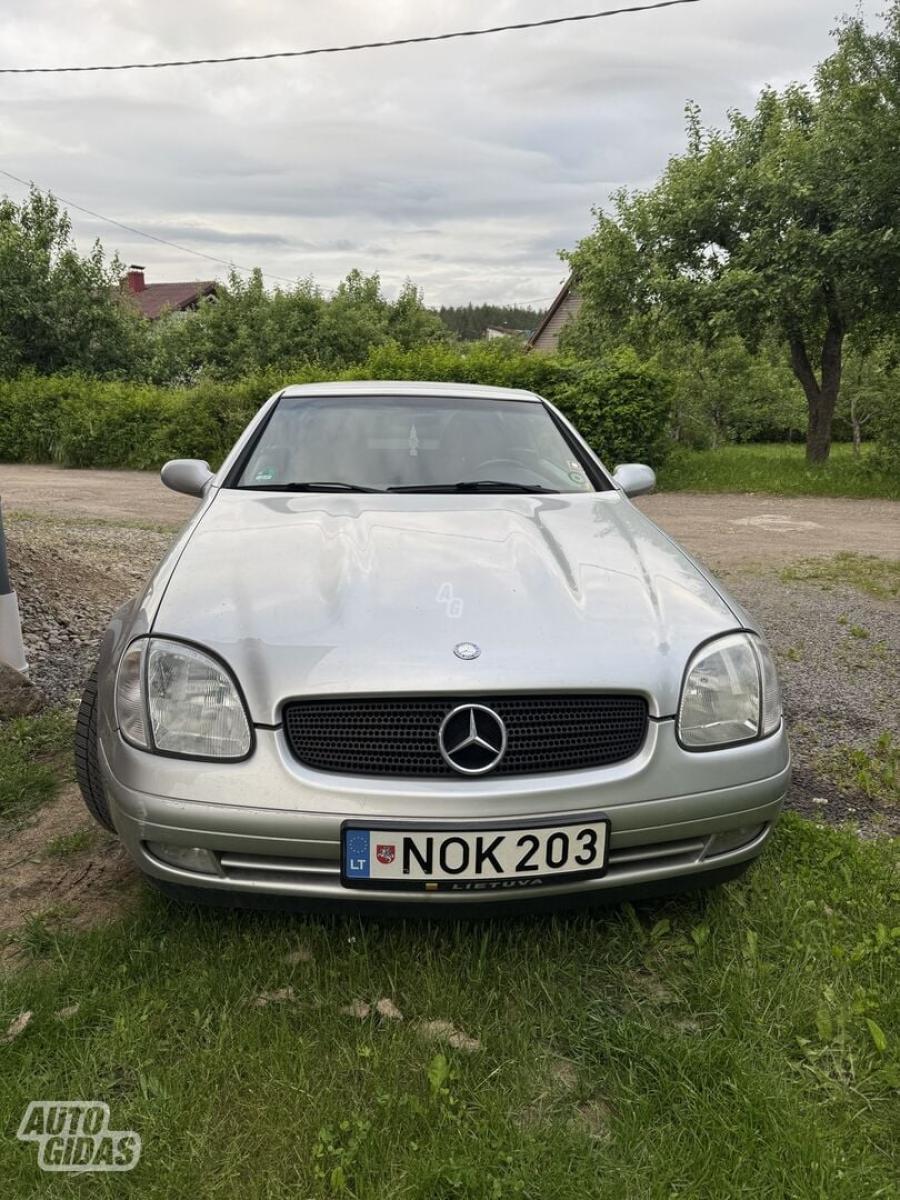 Pelēks Mercedes-Benz SLK 230 1999 Viļņa, ar dzinēja tilpumu 2.30 L un nobraukumu 215 tūkst. km par 2000 €, foto 3 vietnē AUTOMOTO.COM.LV