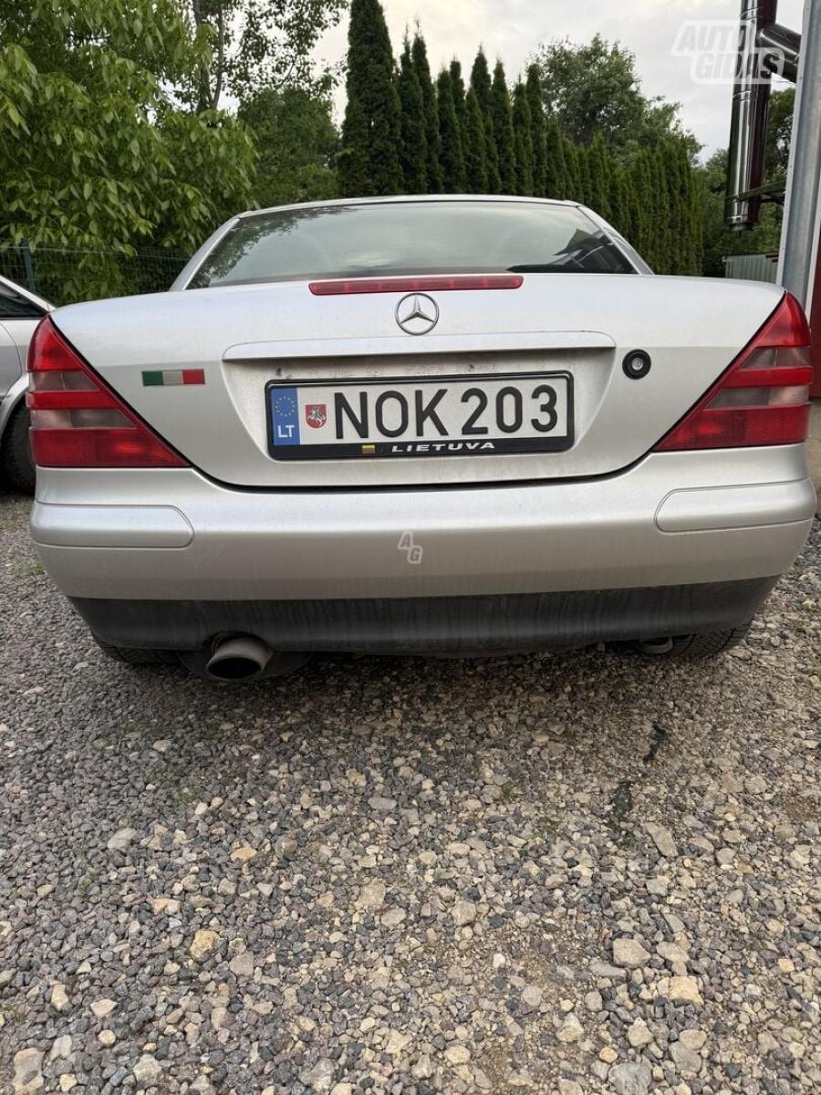Pelēks Mercedes-Benz SLK 230 1999 Viļņa, ar dzinēja tilpumu 2.30 L un nobraukumu 215 tūkst. km par 2000 €, foto 7 vietnē AUTOMOTO.COM.LV