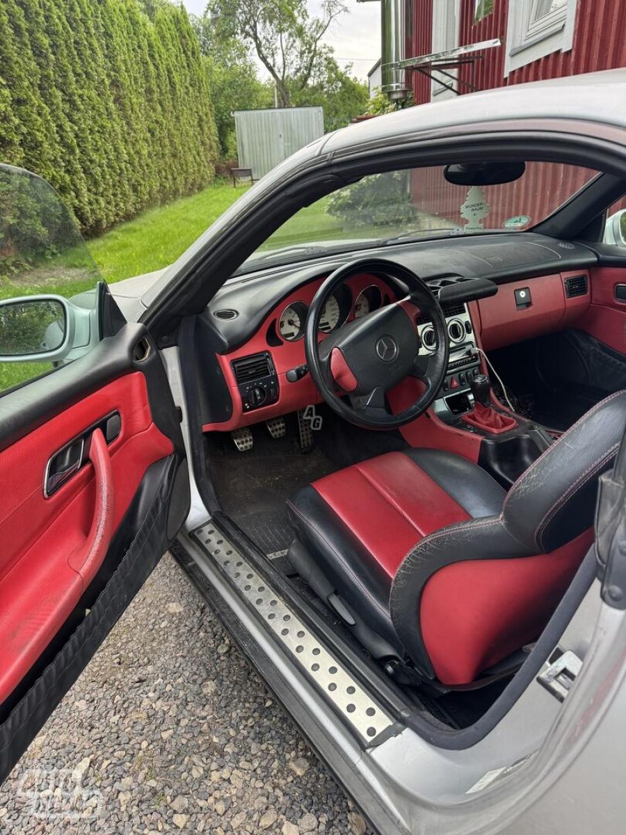 Pelēks Mercedes-Benz SLK 230 1999 Viļņa, ar dzinēja tilpumu 2.30 L un nobraukumu 215 tūkst. km par 2000 €, foto 9 vietnē AUTOMOTO.COM.LV