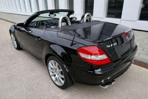 Melns Mercedes-Benz SLK 350 2004 Viļņa, ar dzinēja tilpumu 3.50 L un nobraukumu 129 tūkst. km par 8999 €, foto 7 vietnē AUTOMOTO.COM.LV