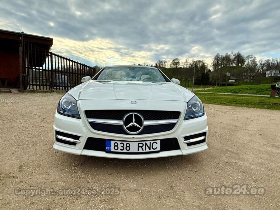 White Mercedes-Benz SLK 350 2011 in Viljandi, with an engine capacity of 3.50 L and mileage of 175 thousand km for 19900 €, photo 17 on AUTOMOTO.COM.LV
