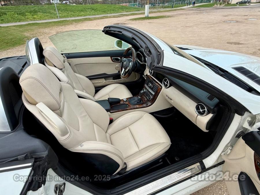 White Mercedes-Benz SLK 350 2011 in Viljandi, with an engine capacity of 3.50 L and mileage of 175 thousand km for 19900 €, photo 22 on AUTOMOTO.COM.LV