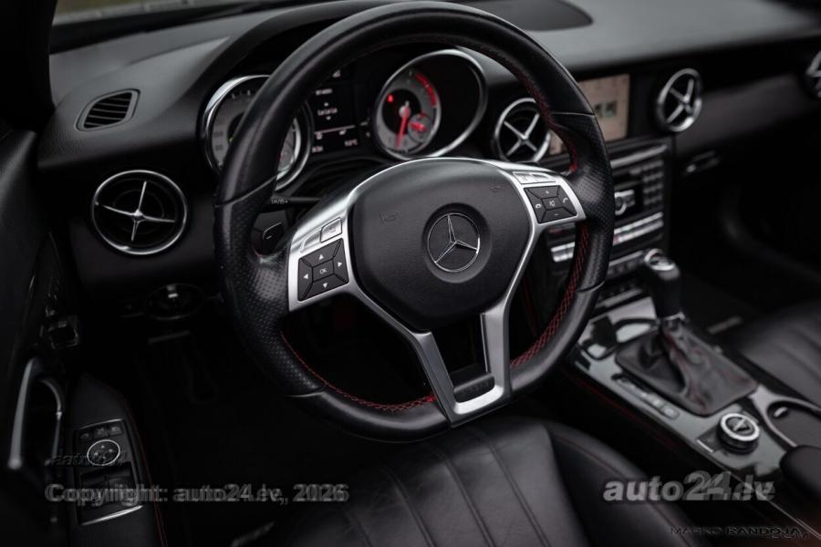 Melns Mercedes-Benz SLK-Class 2011 Tallina, ar dzinēja tilpumu 3.50 L un nobraukumu 275 tūkst. km par 12990 €, foto 11 vietnē AUTOMOTO.COM.LV