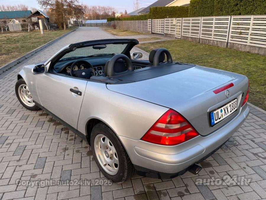 Pelēks Mercedes-Benz SLK-Class 1998 Tallina, ar dzinēja tilpumu 2.00 L un nobraukumu 235 tūkst. km par 2750 €, foto 5 vietnē AUTOMOTO.COM.LV