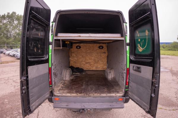 Black Mercedes-Benz Sprinter 1998 in Riga, with an engine capacity of 2.20 L and mileage of 377 thousand km for 7500 €, photo 9 on AUTOMOTO.COM.LV