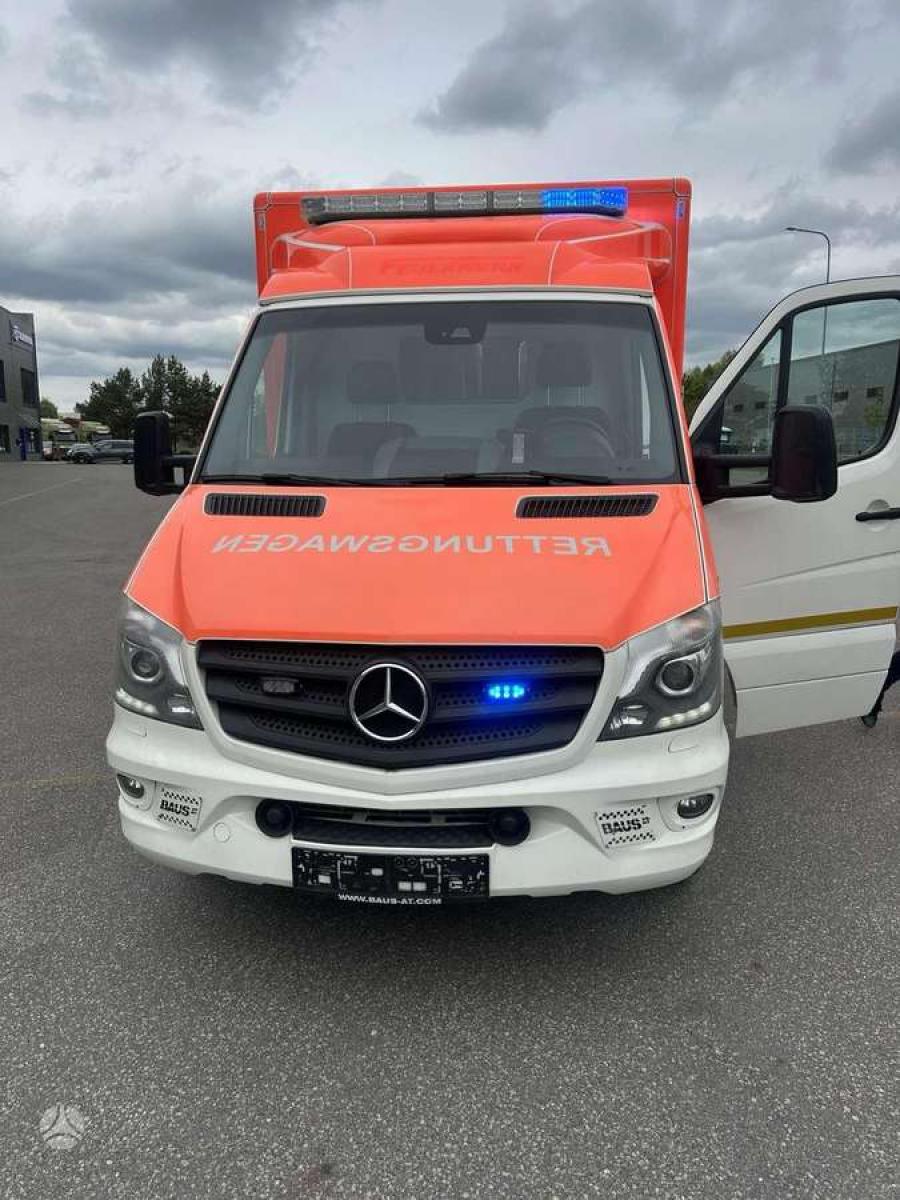 Red Mercedes-Benz Sprinter 2017 in Vilnius, with an engine capacity of 3.00 L and mileage of 228 thousand km for 15900 €, photo 2 on AUTOMOTO.COM.LV