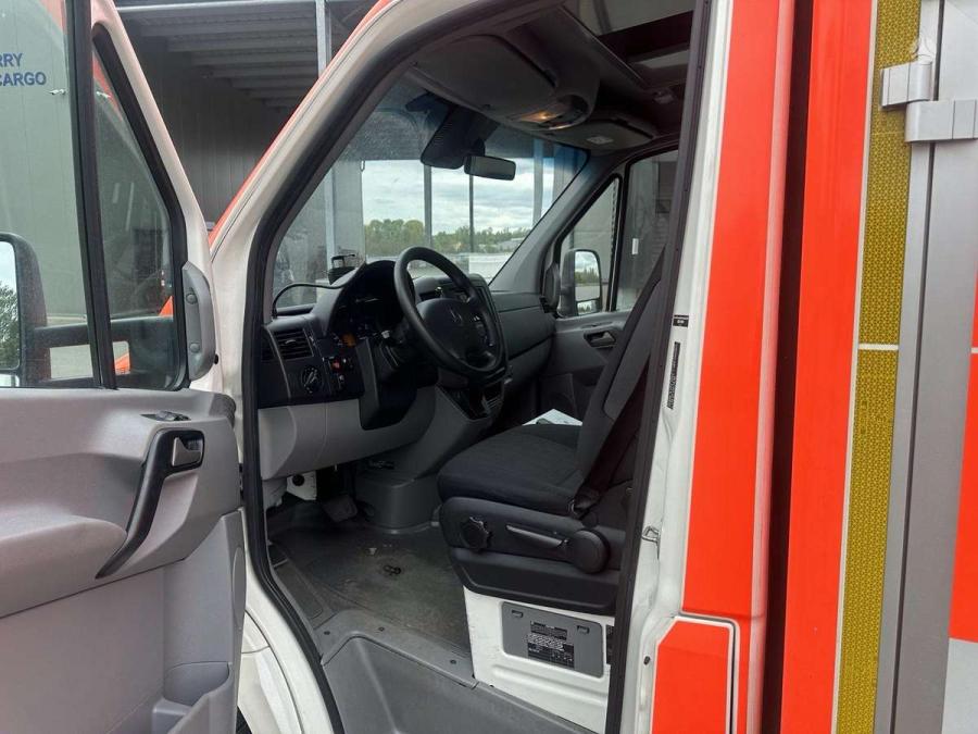 Red Mercedes-Benz Sprinter 2017 in Vilnius, with an engine capacity of 3.00 L and mileage of 228 thousand km for 15900 €, photo 10 on AUTOMOTO.COM.LV