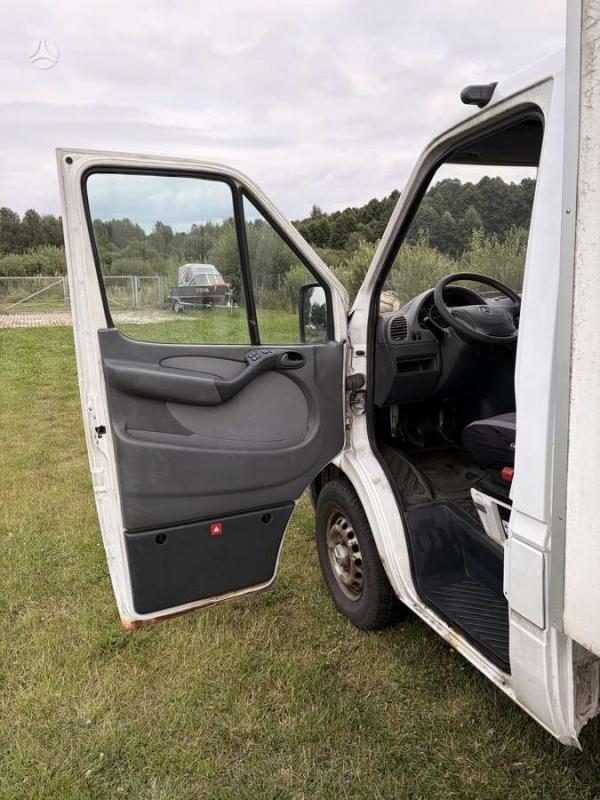 White Mercedes-Benz Sprinter 2005 in Druskininkai, with an engine capacity of 2.15 L and mileage of 296 thousand km for 3350 €, photo 5 on AUTOMOTO.COM.LV